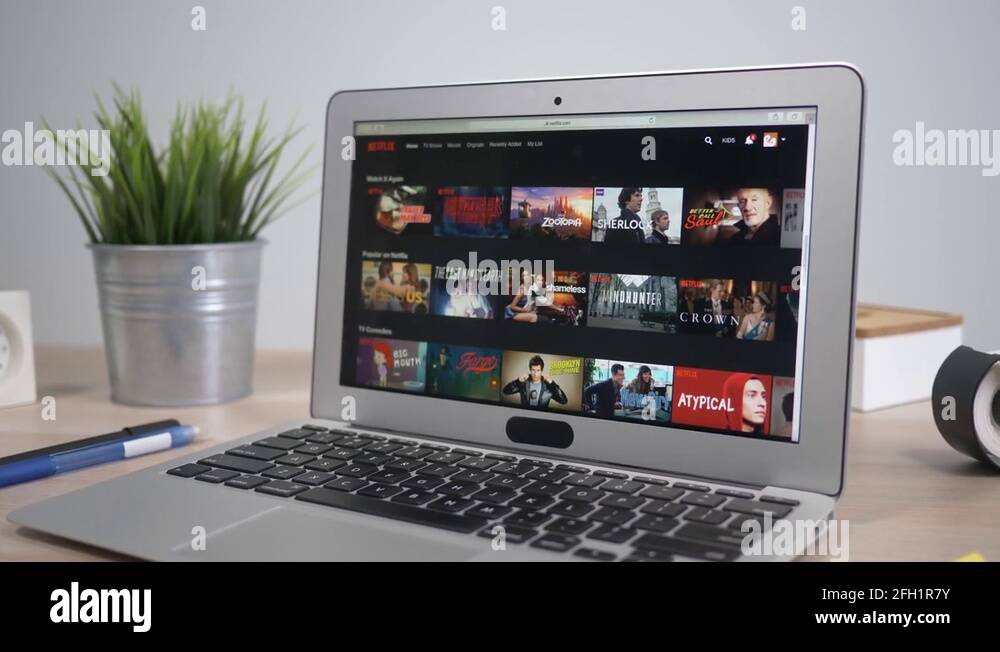 Netflix screen Stock Videos & Footage - HD and 4K Video Clips - Alamy