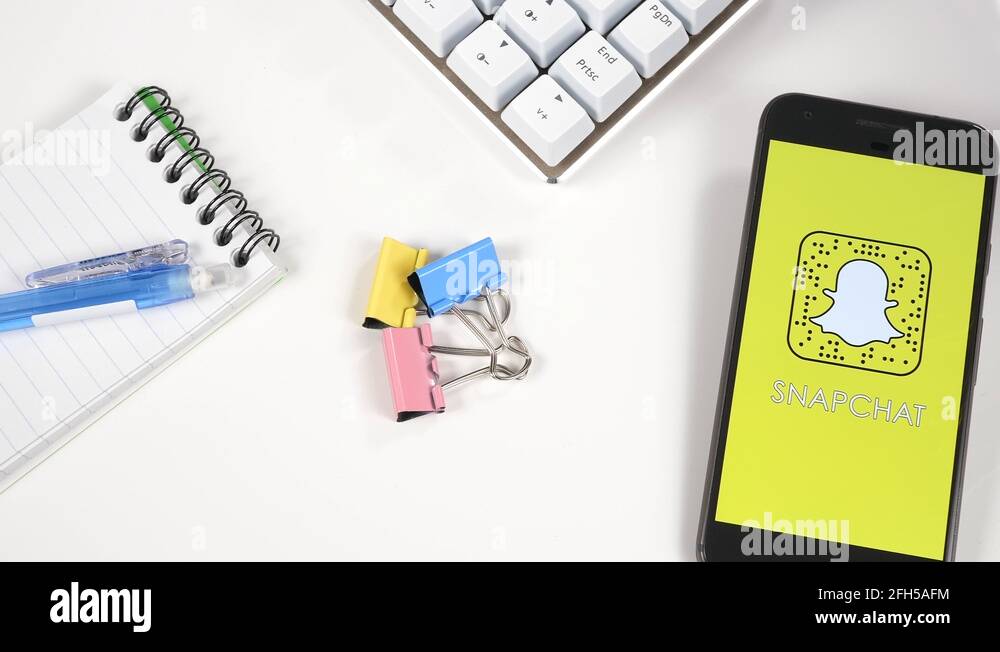 Snapchat logo Stock Videos & Footage - HD and 4K Video Clips - Alamy