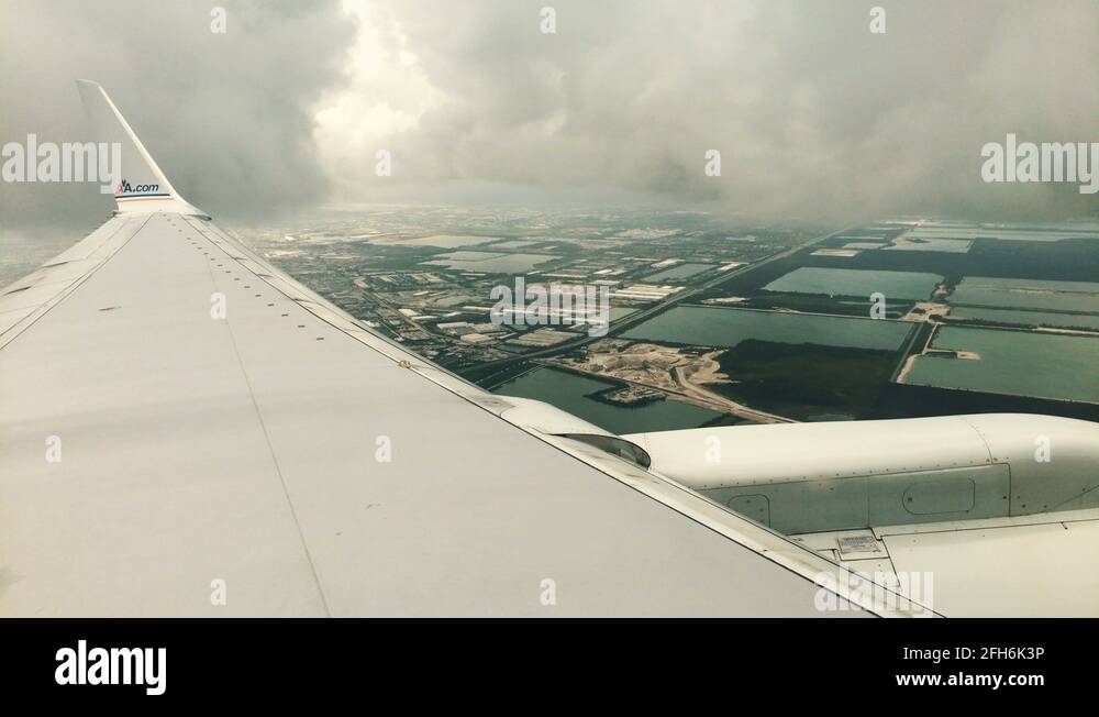 Turning left plane Stock Videos & Footage - HD and 4K Video Clips - Alamy