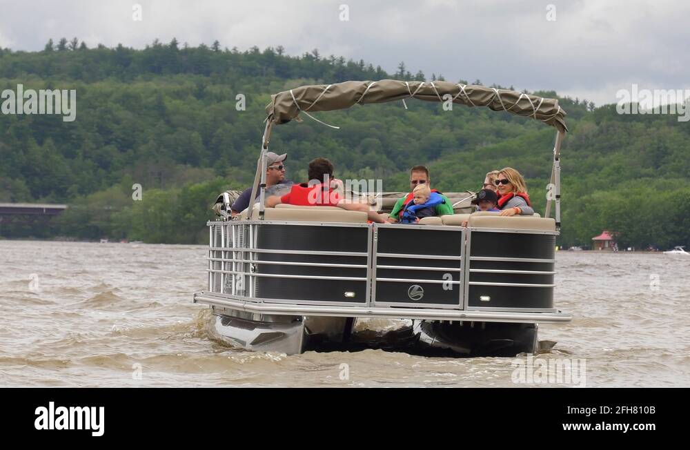 people on pontoon boat ride 4k Stock Video Footage - Alamy