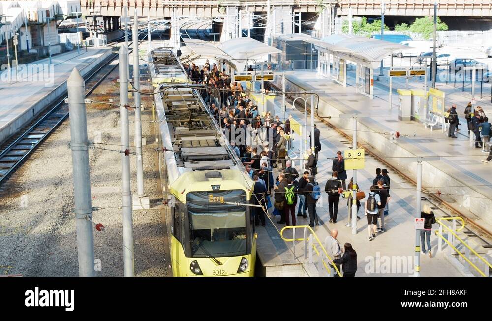 Busy commuter train uk platform Stock Videos & Footage - HD and 4K ...