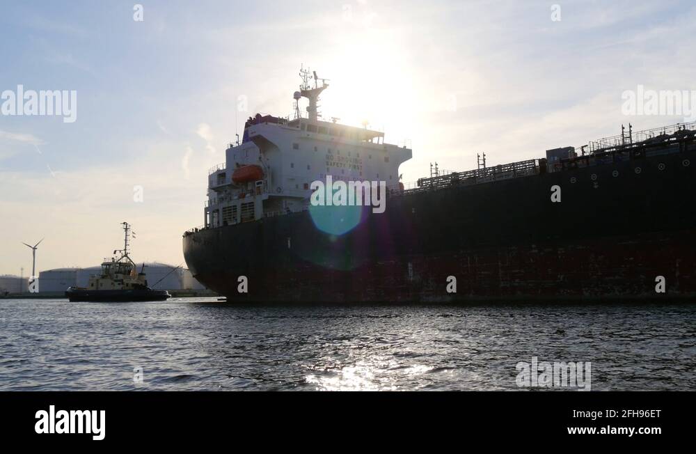Bulk carrier Golden Amber is maneuvering in port Stock Video Footage ...
