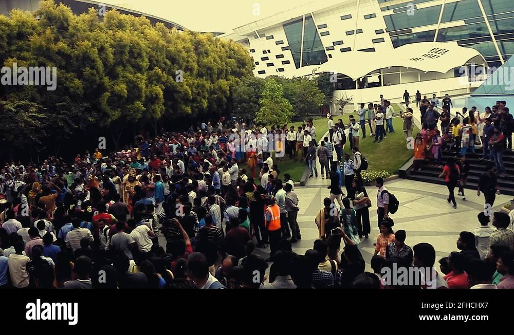 Campus crowd Stock Videos & Footage - HD and 4K Video Clips - Alamy