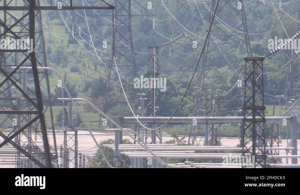 Summer heatwave in Toronto leaves power lines sagging in the heat Stock ...