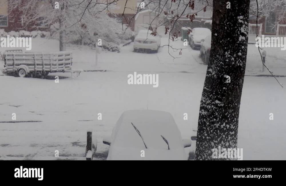 Snow falling on cars Stock Videos & Footage - HD and 4K Video Clips - Alamy