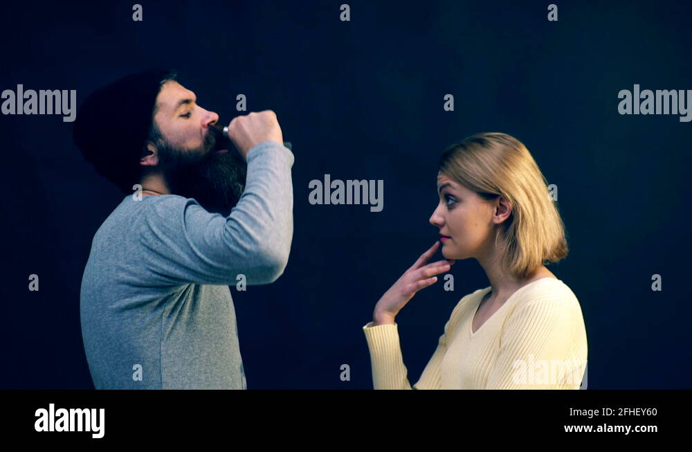 A woman gave a slap to her husband after he had drunk alcohol before ...