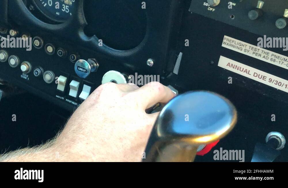 Cessna cockpit Stock Videos & Footage - HD and 4K Video Clips - Alamy