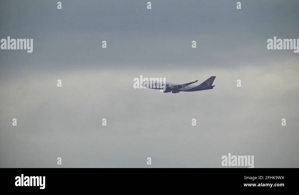 Boeing 747 flying Stock Videos & Footage - HD and 4K Video Clips - Alamy