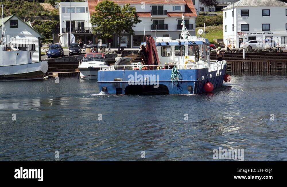 Vessel docking Stock Videos & Footage - HD and 4K Video Clips - Alamy