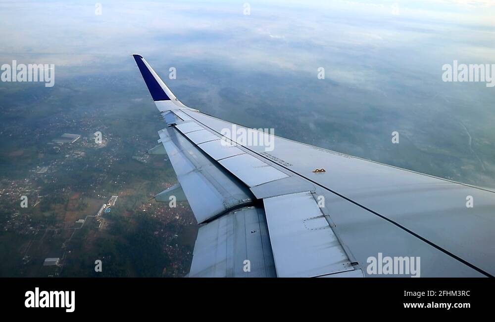 airplane maneuver turning left Stock Video Footage - Alamy