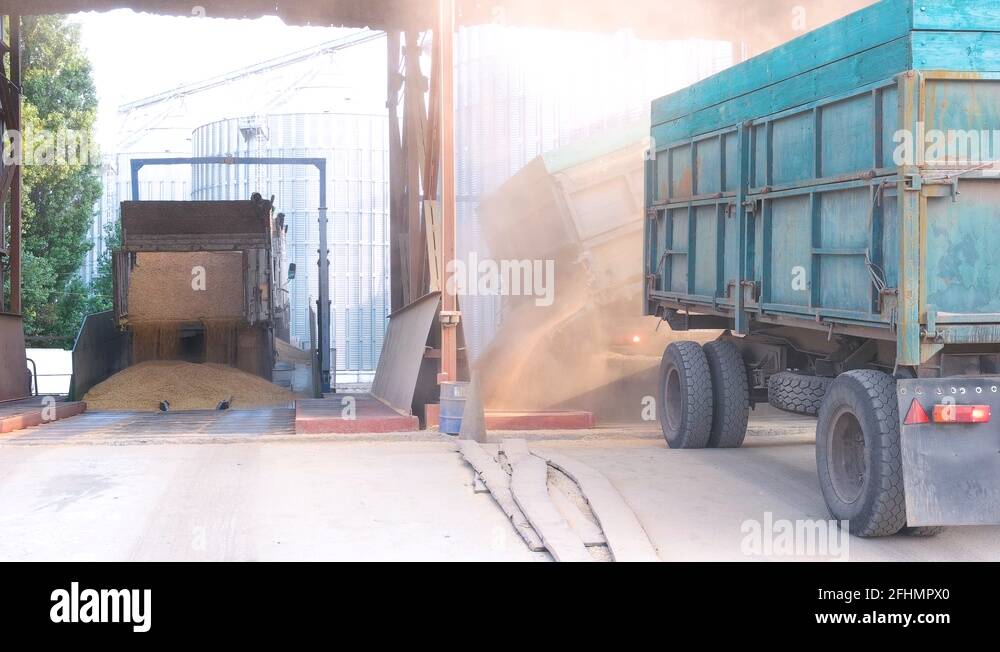 Grain trailers Stock Videos & Footage - HD and 4K Video Clips - Alamy