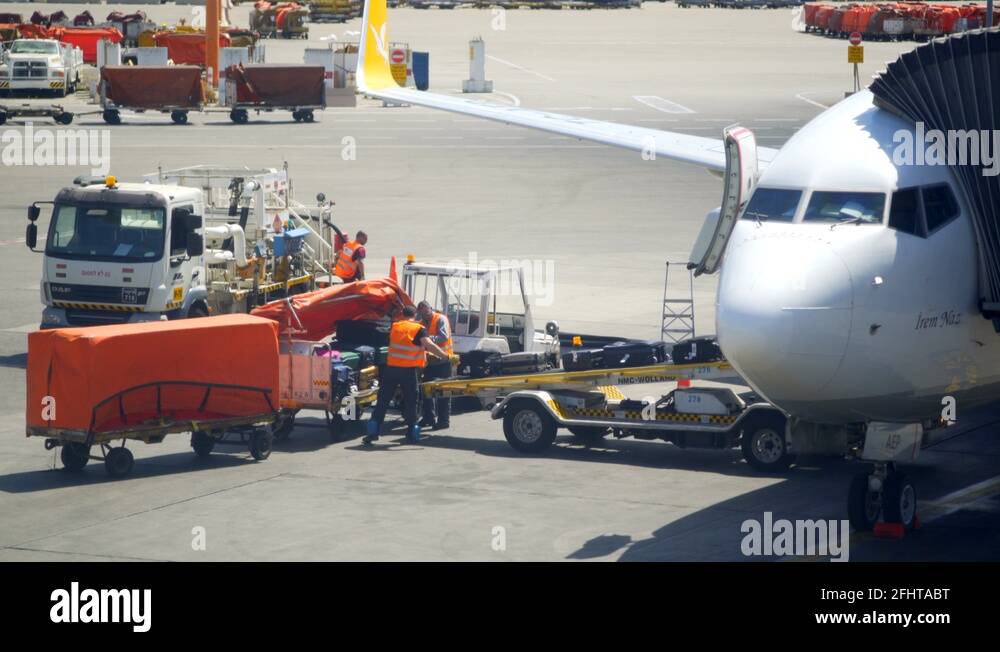 Airplane ramp Stock Videos & Footage - HD and 4K Video Clips - Alamy