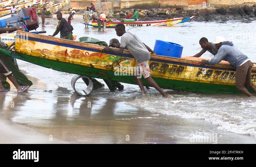 Canoe sinking Stock Videos & Footage - HD and 4K Video Clips - Alamy