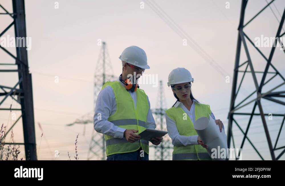 Power line workers Stock Videos & Footage - HD and 4K Video Clips - Alamy