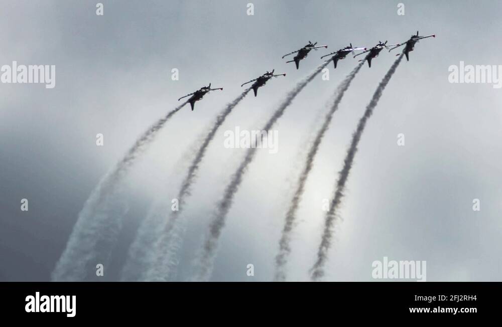 Plane loop stunt Stock Videos & Footage - HD and 4K Video Clips - Alamy