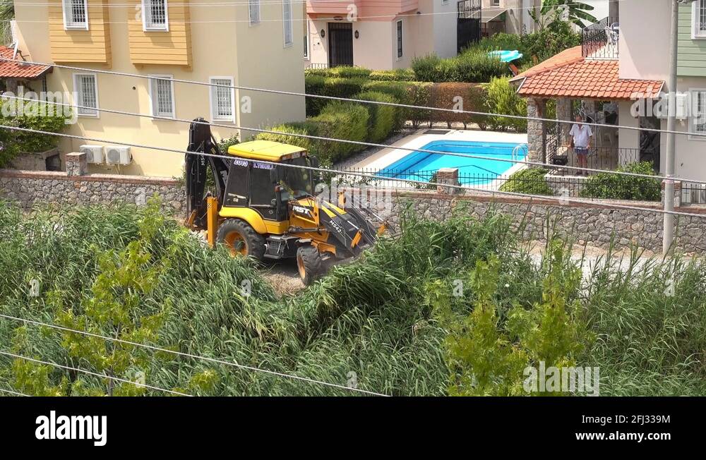 Excavator cleaning Stock Videos & Footage - HD and 4K Video Clips - Alamy