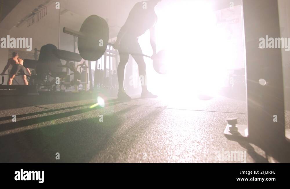 Epic footage of a Muscular man preforming a Dead-lift exercise in the ...