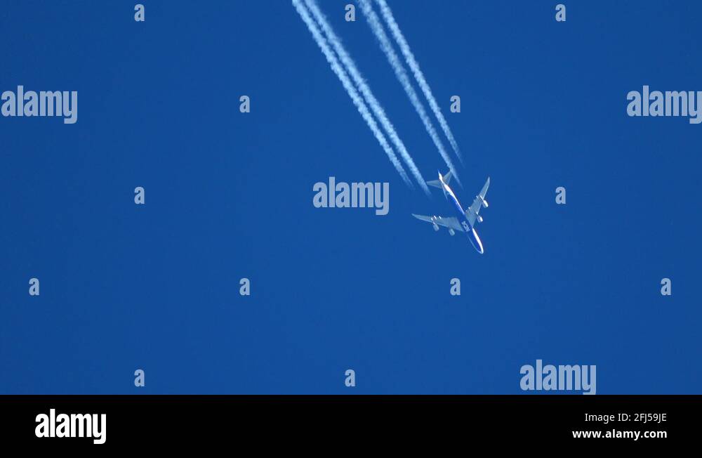 Boeing 747 jumbo jet contrail Stock Videos & Footage - HD and 4K Video ...