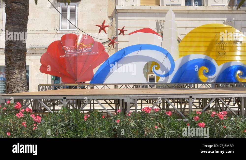 Split sign Stock Videos & Footage - HD and 4K Video Clips - Alamy