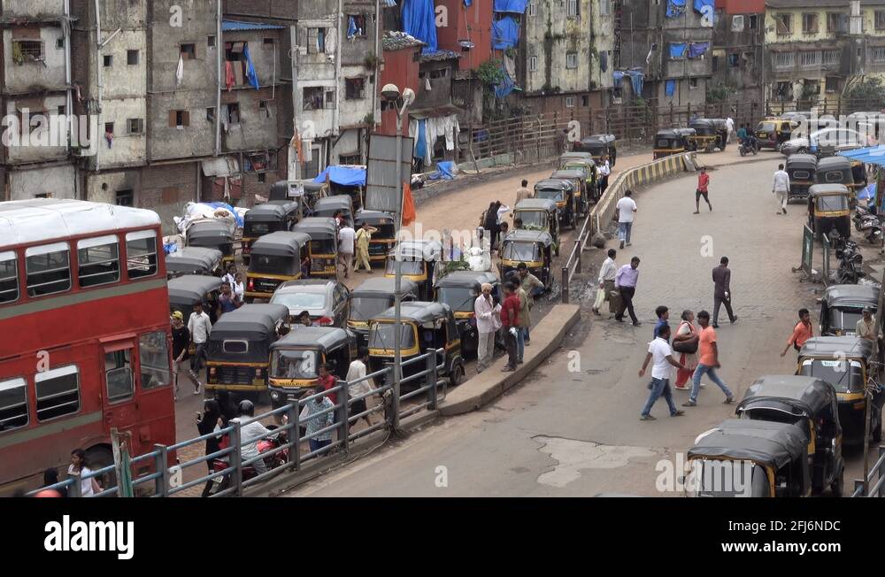 Double decker buses, auto rickshaws and pedestrians in Mumbai, India ...