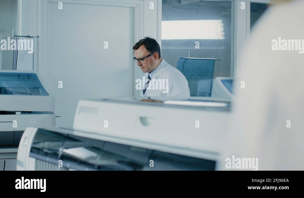 Pcr tray Stock Videos & Footage - HD and 4K Video Clips - Alamy