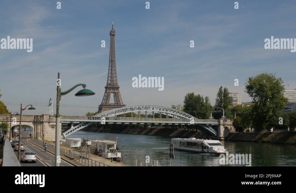 Iconic street lamps and Pont Rouelle bridge along the Seine and Eiffel ...