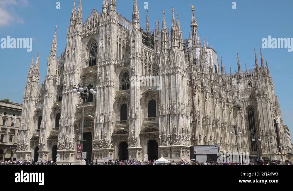 The Duomo di Milano (Milan Cathedral) front and side view, with crowd ...