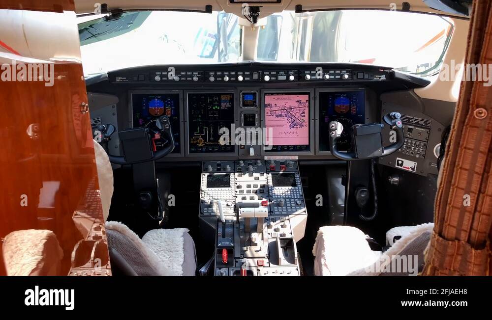 Business jet cockpit Stock Videos & Footage - HD and 4K Video Clips - Alamy