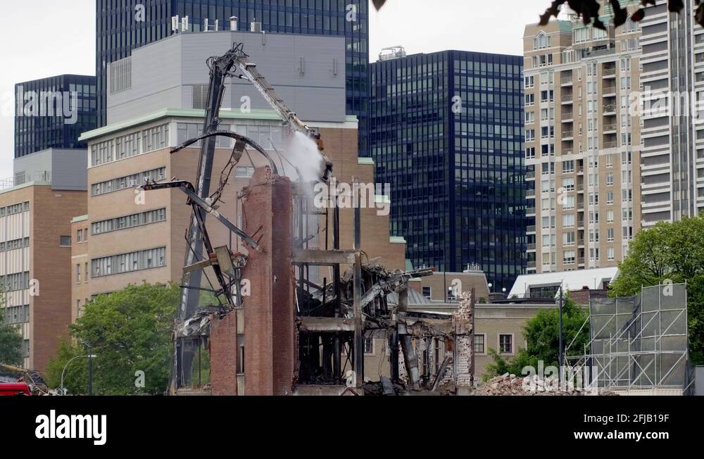 Demolition claw Stock Videos & Footage - HD and 4K Video Clips - Alamy