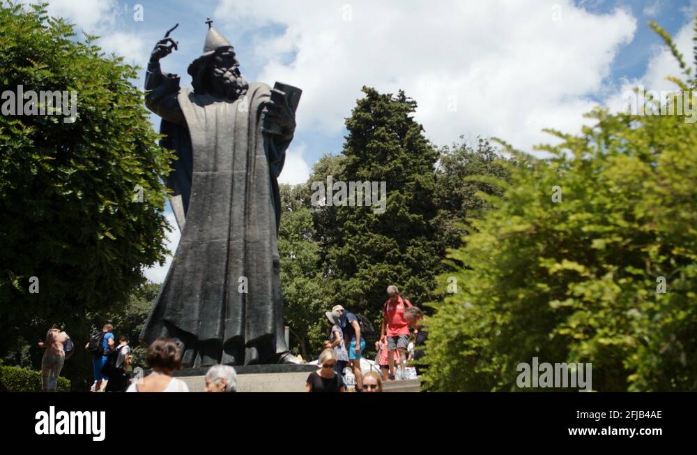 Ninski statue split Stock Videos & Footage - HD and 4K Video Clips - Alamy