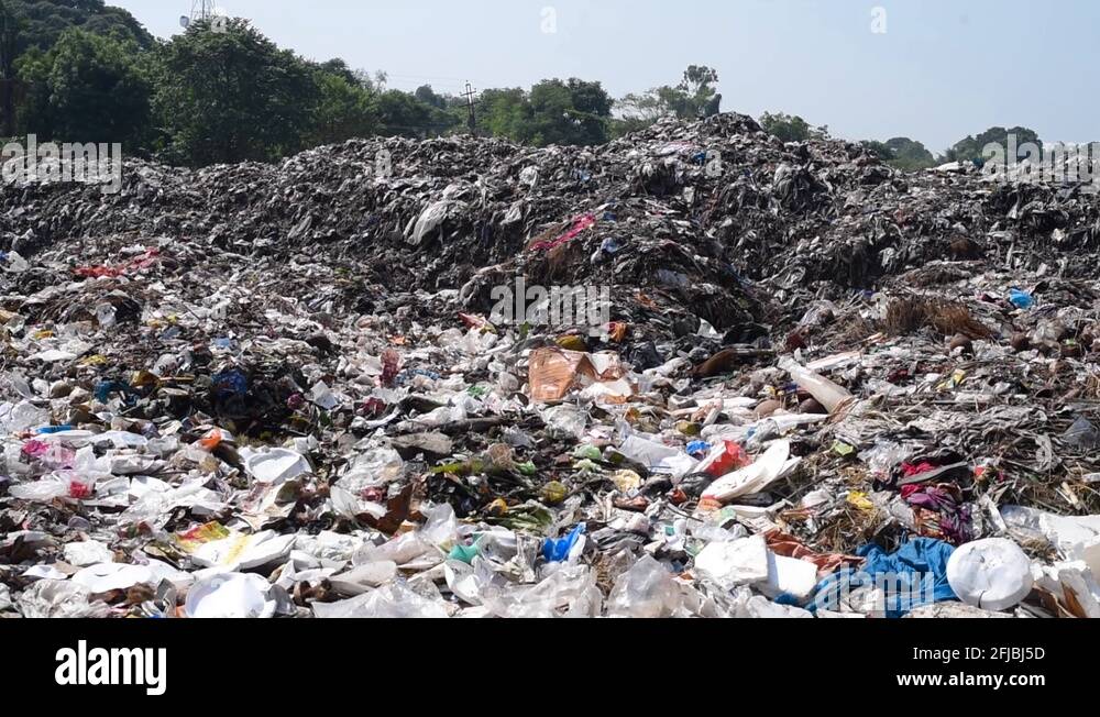 Garbage and waste in Landfill area in India causing environmental ...