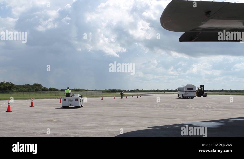Aircraft ramp Stock Videos & Footage - HD and 4K Video Clips - Alamy