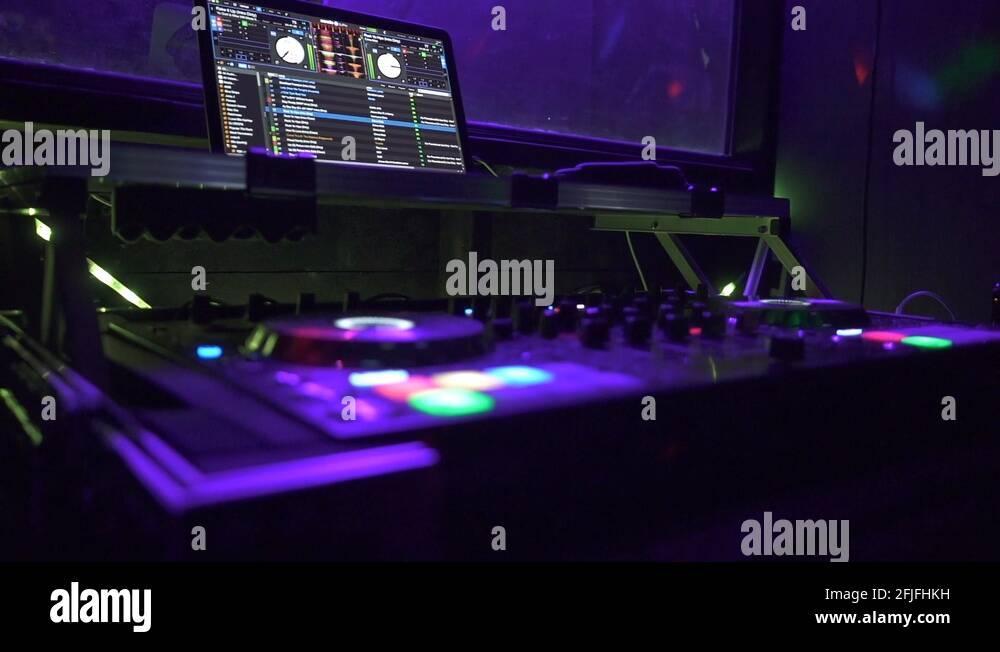 Recording of a DJ spinning in a night club 4k Stock Video Footage - Alamy