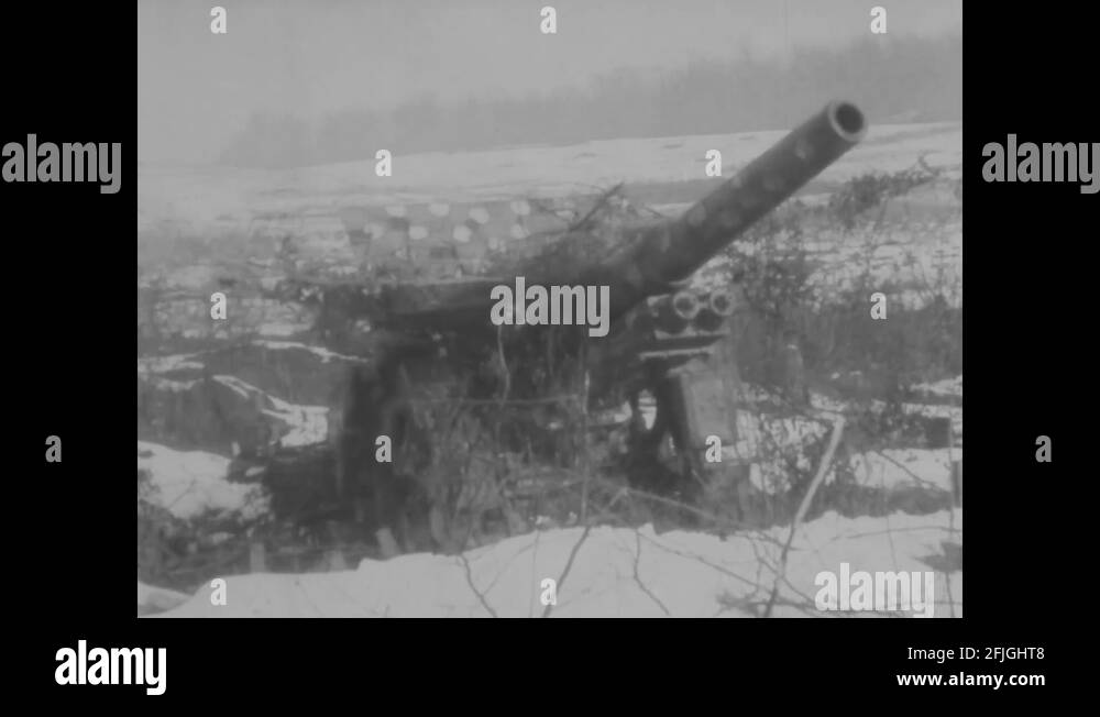Scene of 31st division soldiers around a 210mm howitzer - 1918 Stock ...