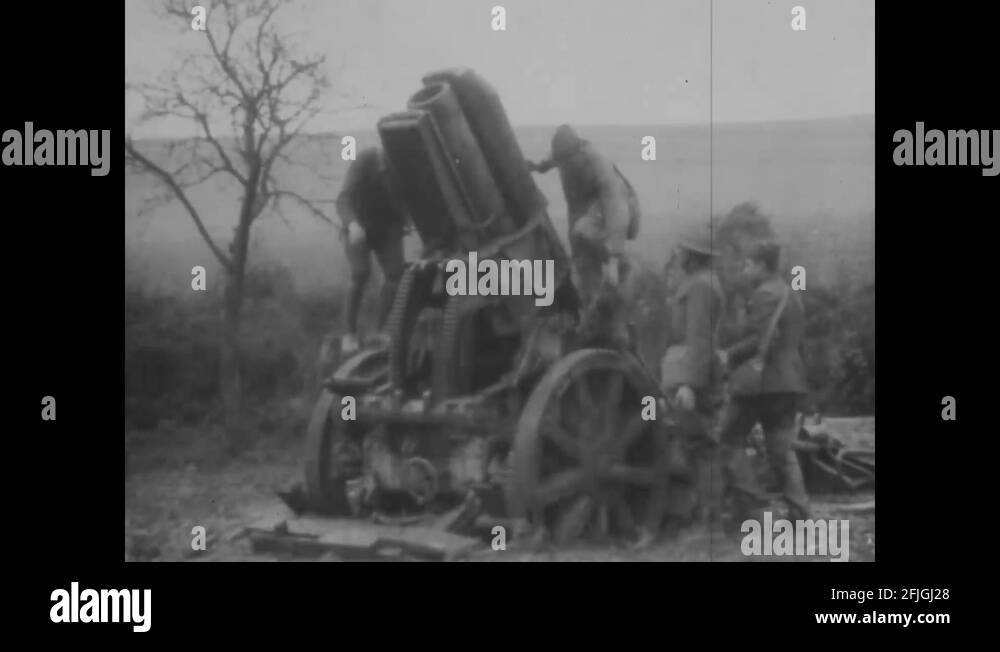 Scene of 31st division soldiers around a 210mm howitzer - 1918 Stock ...