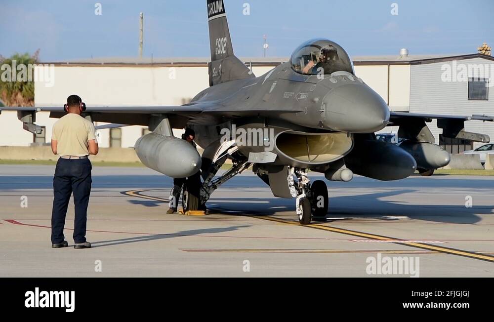 U.S. Air Force fighter pilots launch F-16 Fighting Falcon fighter jets ...