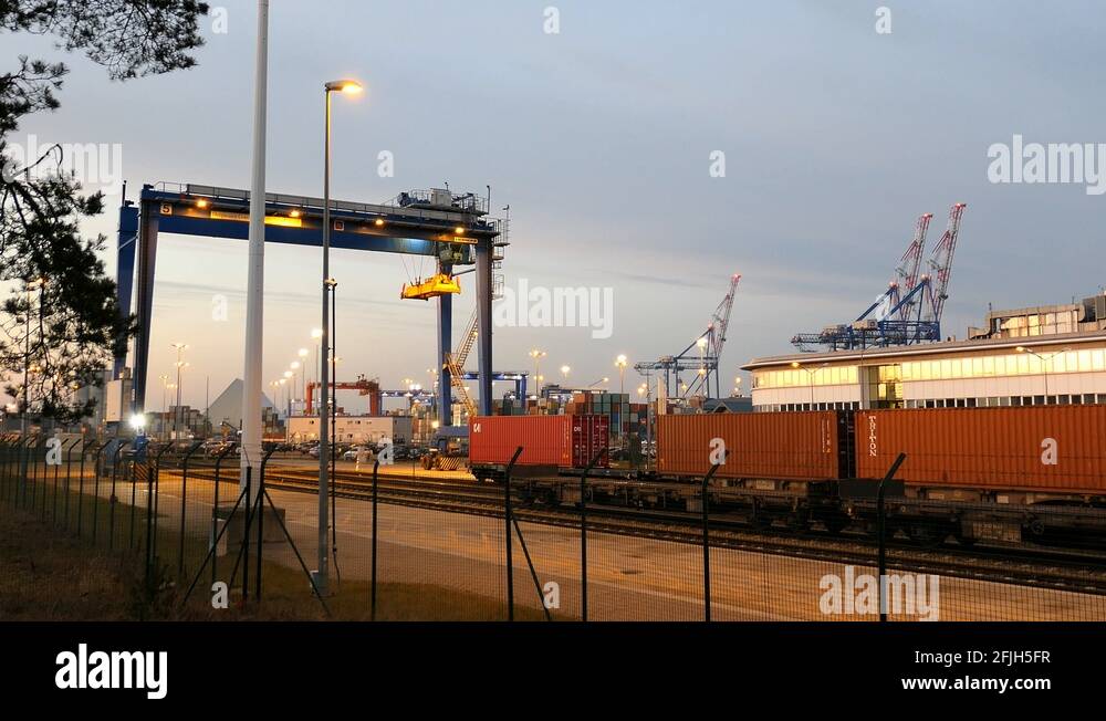 Gantry loading Stock Videos & Footage - HD and 4K Video Clips - Alamy