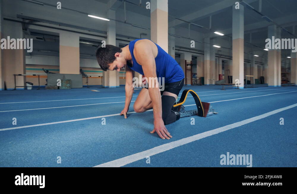 Sprinter starts to run, wearing a leg prosthesis, side view Stock Video ...