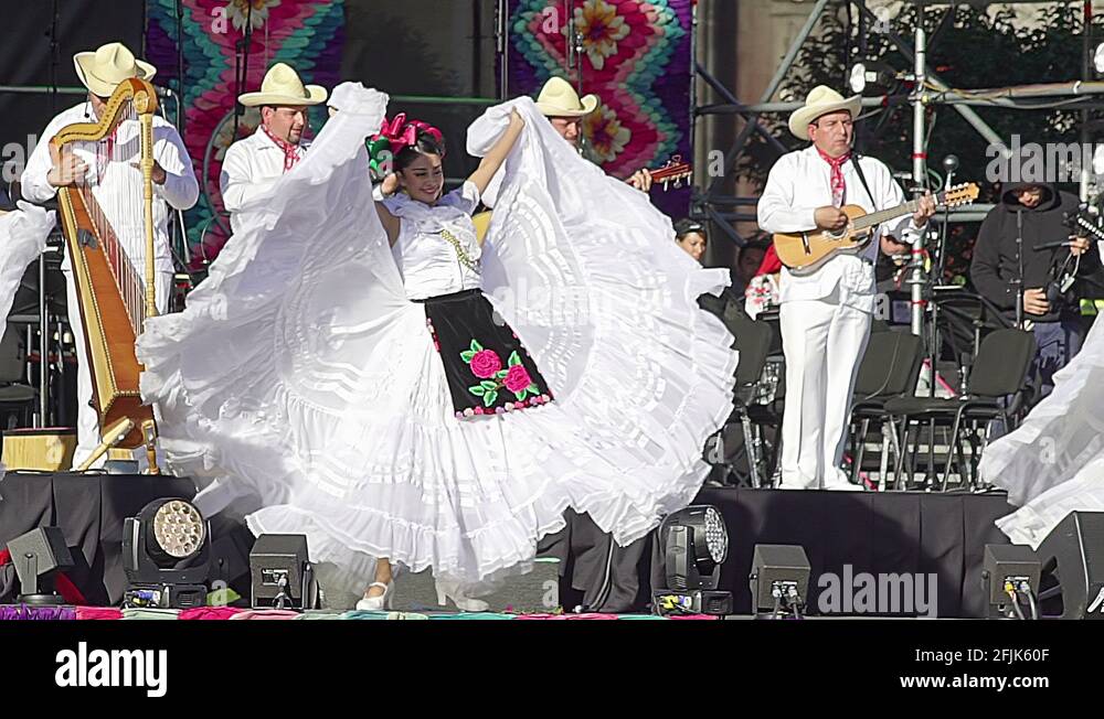 Folkloric dancer Stock Videos & Footage - HD and 4K Video Clips - Alamy