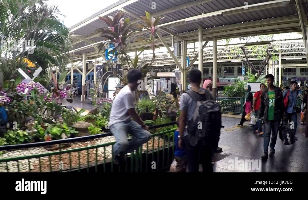 Busy railway station platform Stock Videos & Footage - HD and 4K Video ...
