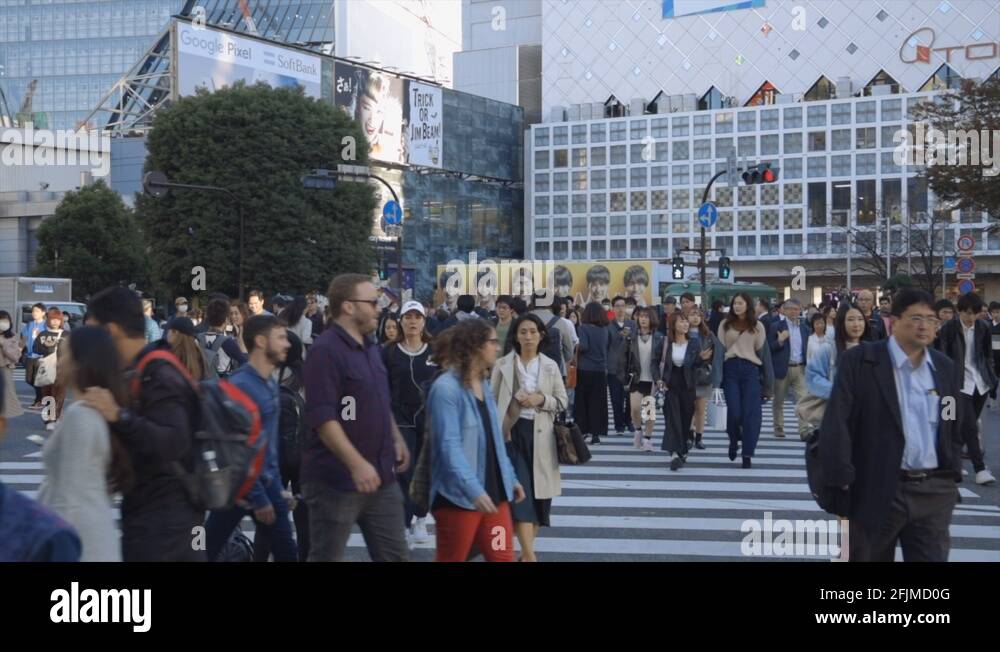 Busy street crossing in Tokyo, at the famous Shibuya crossing Stock ...