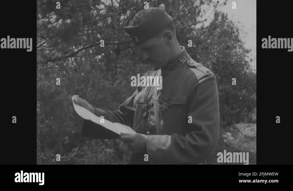 Colonel read citation, U.S. soldiers pose together in the field - 1918 ...