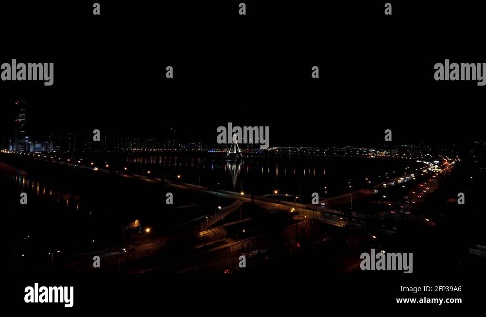 Seoul night view near Jamsil iron bridge, Subway passing, cars on ...