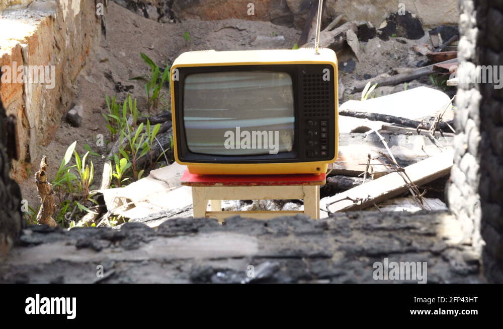 Retro TV with no signal glitch screen/green screen in house destroyed ...