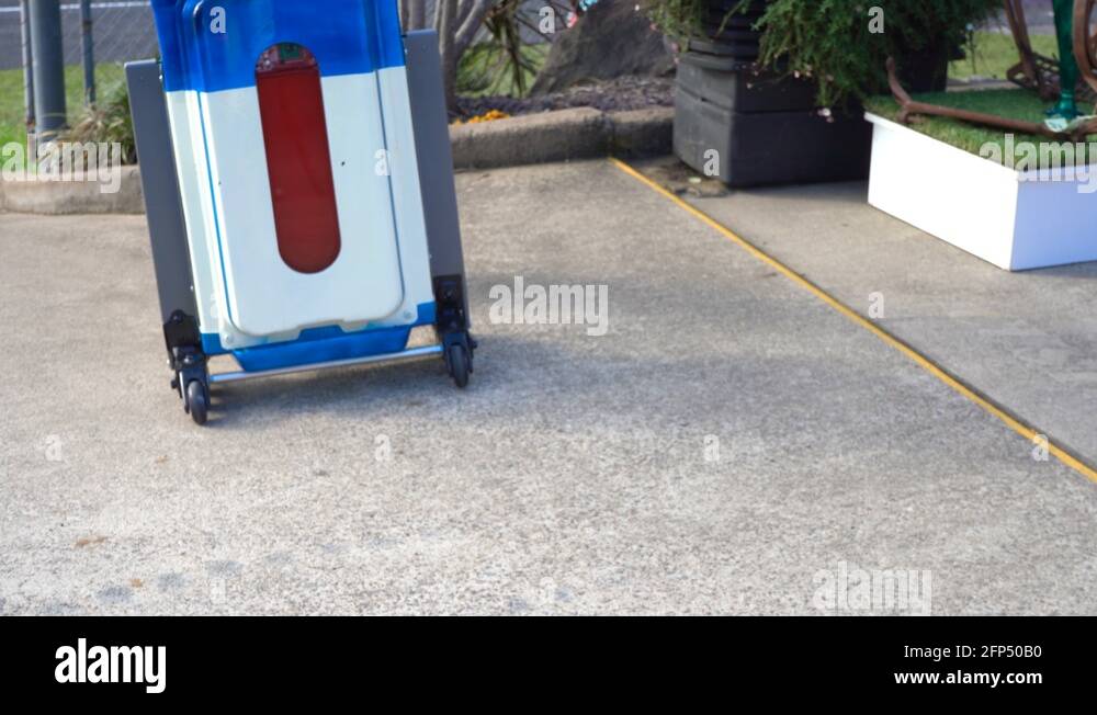 Oval robot Stock Videos & Footage - HD and 4K Video Clips - Alamy