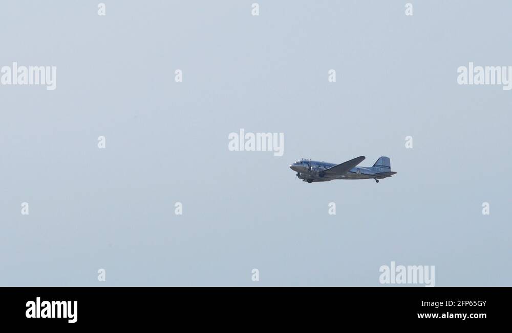 Douglas dc 3 flying Stock Videos & Footage - HD and 4K Video Clips - Alamy