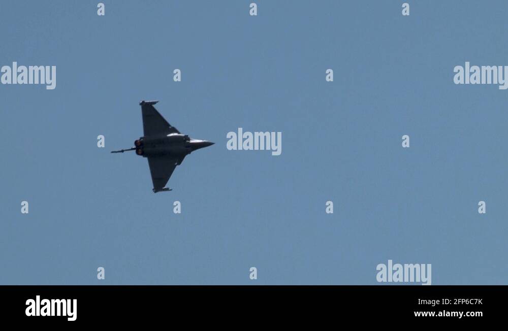 Dassault Rafale (Flurry) - French fighter performs aerobatics in ...