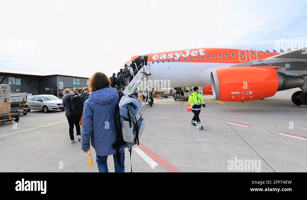 Easyjet plane boarding Stock Videos & Footage - HD and 4K Video Clips ...