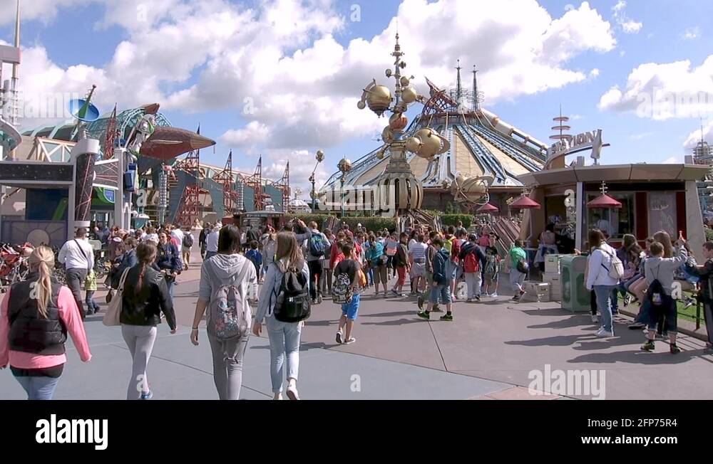 Amusement park crowd disney Stock Videos & Footage - HD and 4K Video ...
