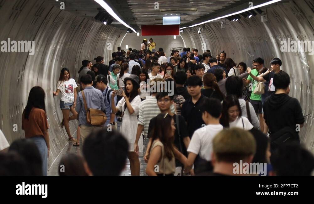 Crowd in the MRT subway connector tunnel to the Samyan mitrtown ...